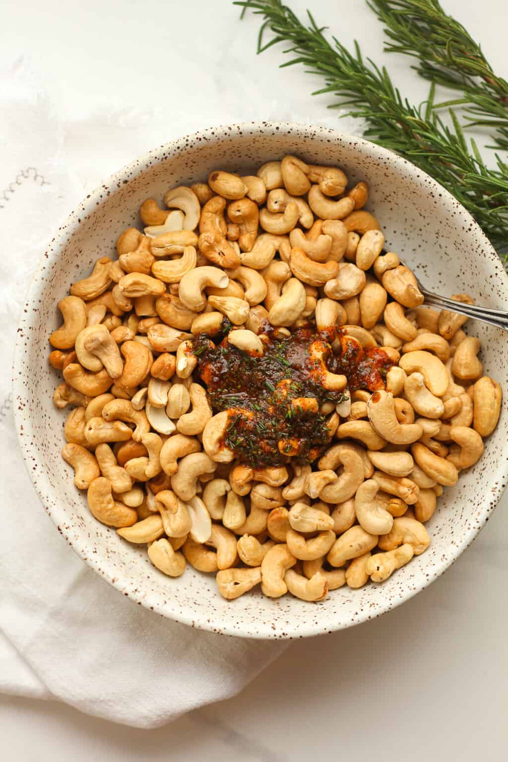 Rosemary Roasted Cashews - SueBee Homemaker